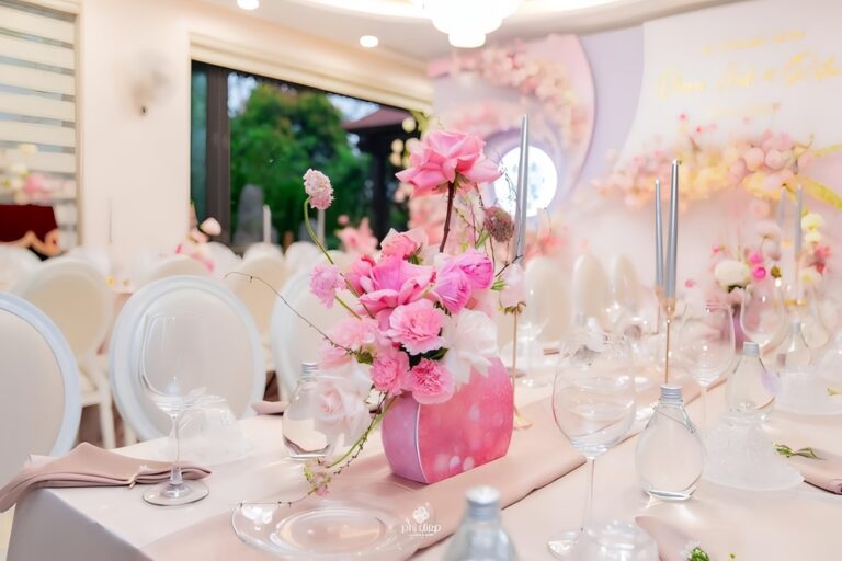 10+ Mẫu hoa để bàn đám cưới đẹp, sang trọng và ý nghĩa nhất