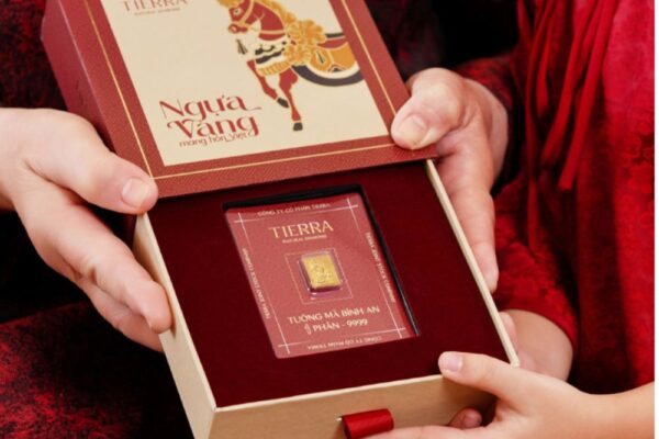 Quà tân gia nên tặng gì? 15 gợi ý quà ý nghĩa & sang trọng